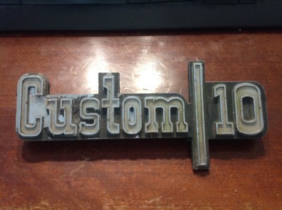 VINTAGE CHEVROLT C10 CUSTOM 10 EMBLEM ORIGINAL EQUIPMENT 1973 1974 1975 ...