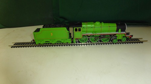 Hornby OO Gauge Thomas & Friends - Henry The Green Engine 1/76 Scale ...
