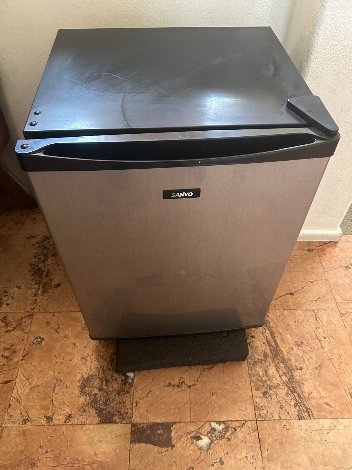 Sanyo 1.7 Cu.ft Mini Fridge with Freezer, Dorm Essentials | eBay