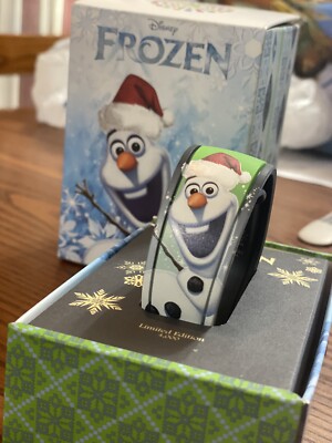 NEW Disney Parks Olaf in Winter Green MagicBand Santa Hat Magic Band LE ...