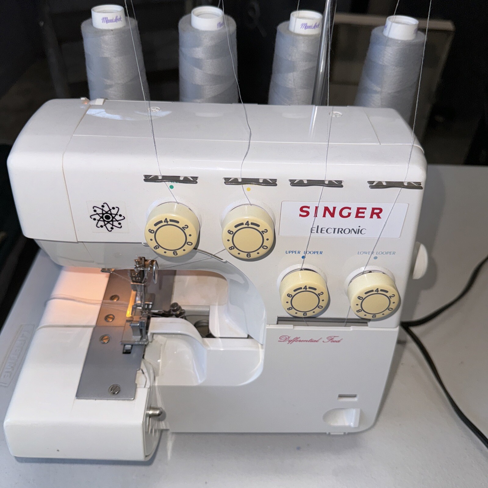 Surjeteuse surjeteuse à alimentation différentielle électronique Singer ...
