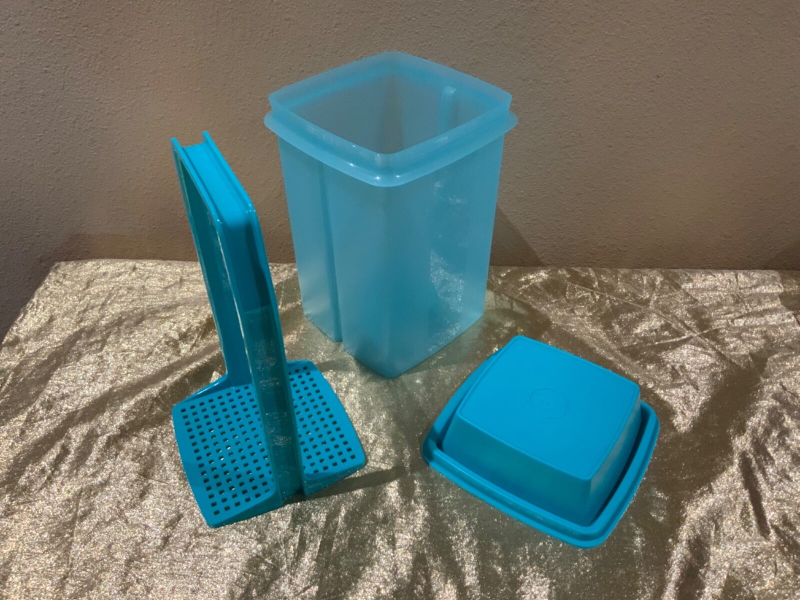 New Beautiful Tupperware Aqua Color BIG Pick-a-Deli 2L | eBay