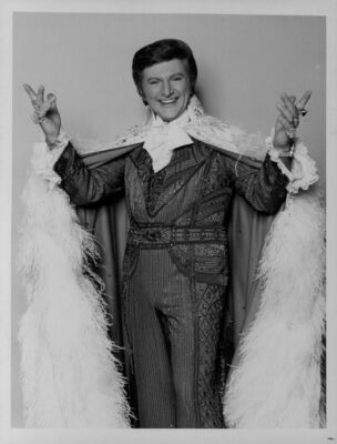 1978 LIBERACE Entertainer Sporting His Boa Cape Press Photo | eBay