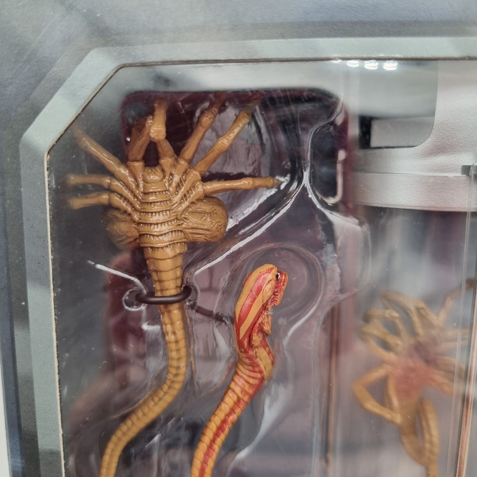 Neca Aliens 30th Anniversary Alien Creature Pack Stasis Tubes LED ...