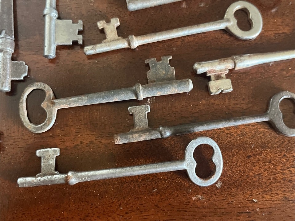 LOT OF 10 OLD ANTIQUE VINTAGE SKELETON KEYS DOOR DIFFERENT SIZES SK10 ...