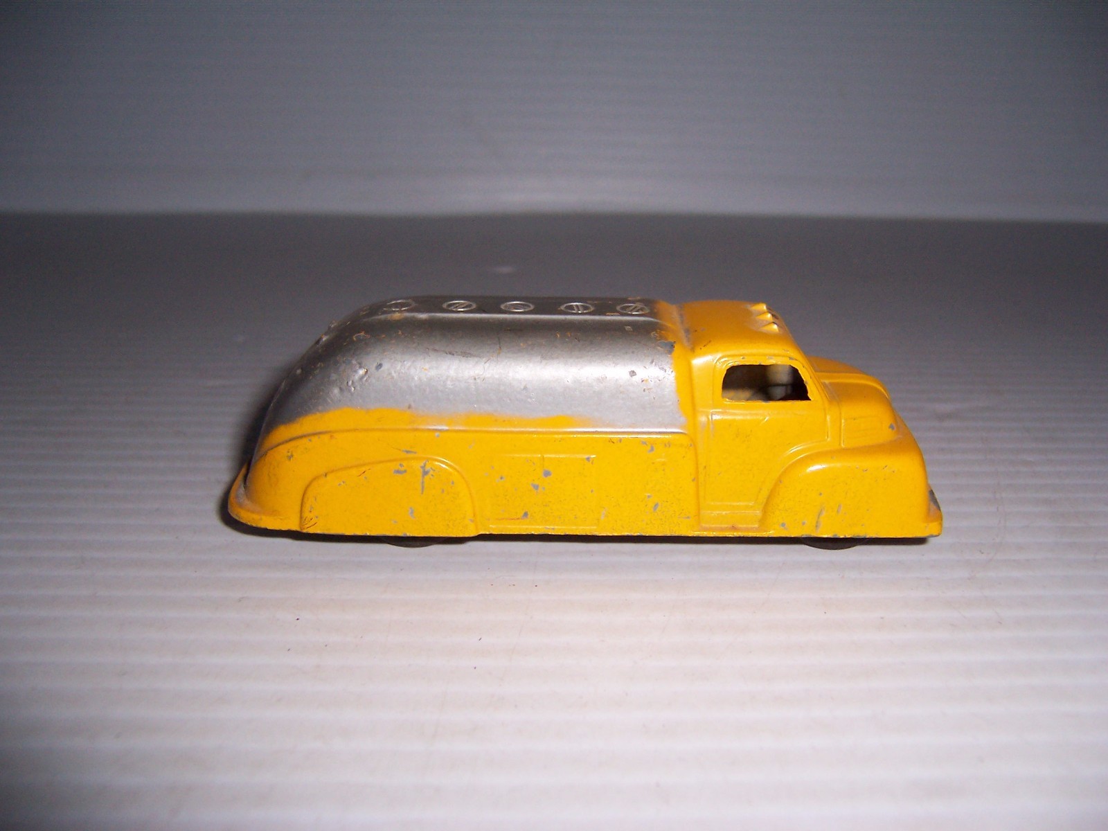 VINTAGE TOOTSIETOY YELLOW & SILVER TANKER TRUCK TOOTSIE TOY 4 1/4" LONG ...