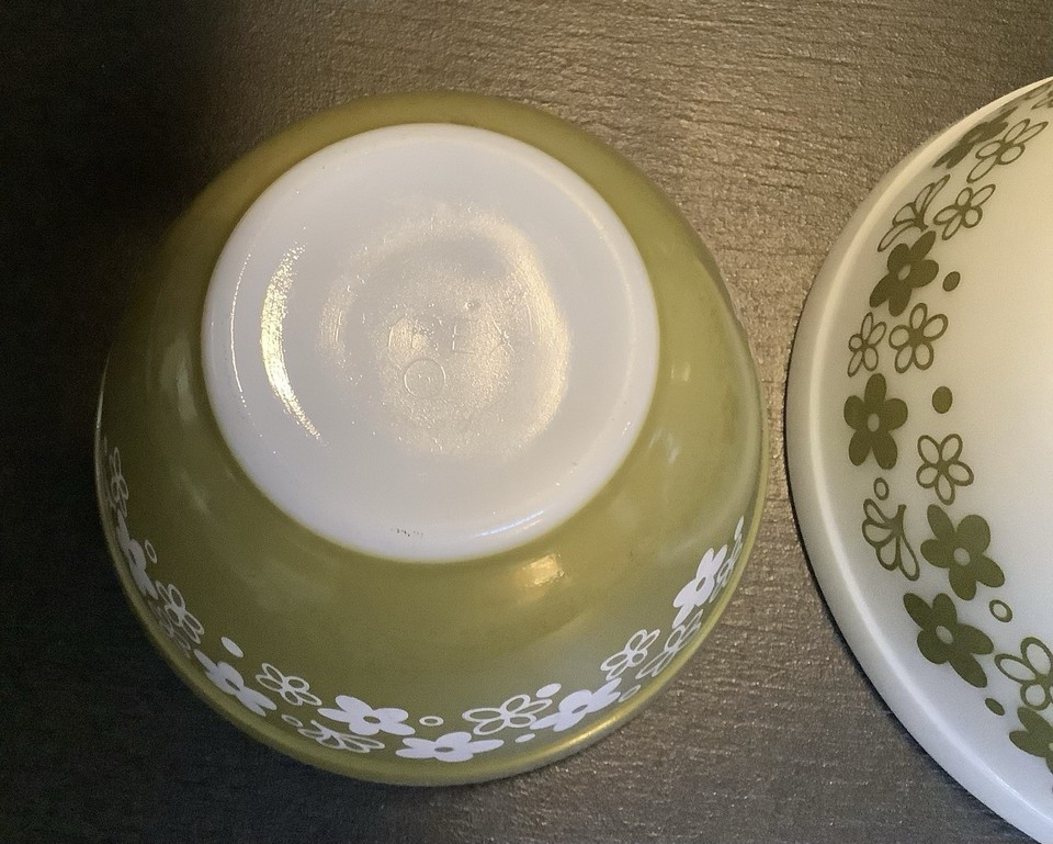 PYREX Crazy Daisy Mixing Bowls - Set of 2: Green 1-1/2qt (402) & 1-1 ...