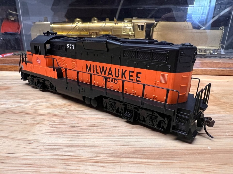 MILWAUKEE ROAD GP9M LOCOMOTIVE BY WALTHERS TRAINLINE HO # 931-111 ENG ...