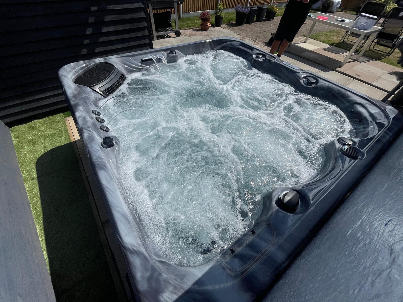 LUSO SPAS EX DISPLAY HOT TUB IN STORM CLOUD 4 PUMPS 75 JETS BALBOA HOT ...