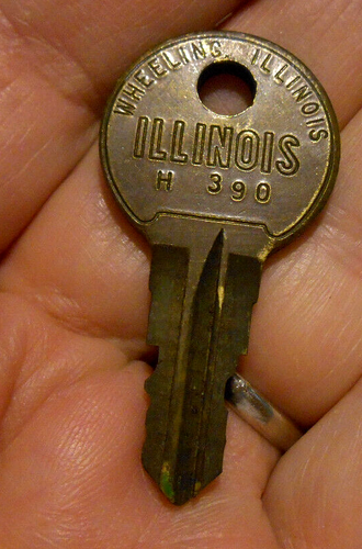 Vintage Old ILLINOIS LOCK CO WHEELING IL USA Short Thick Brass Key ...