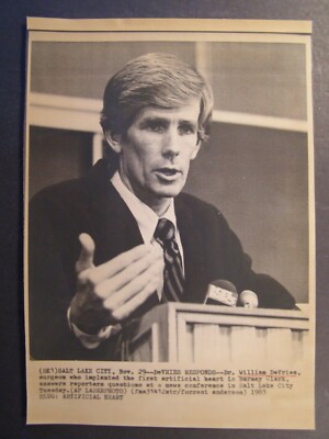 AP Wire Press Photo 83 Dr William DeVries performs 1st heart trans Barney Clark | eBay