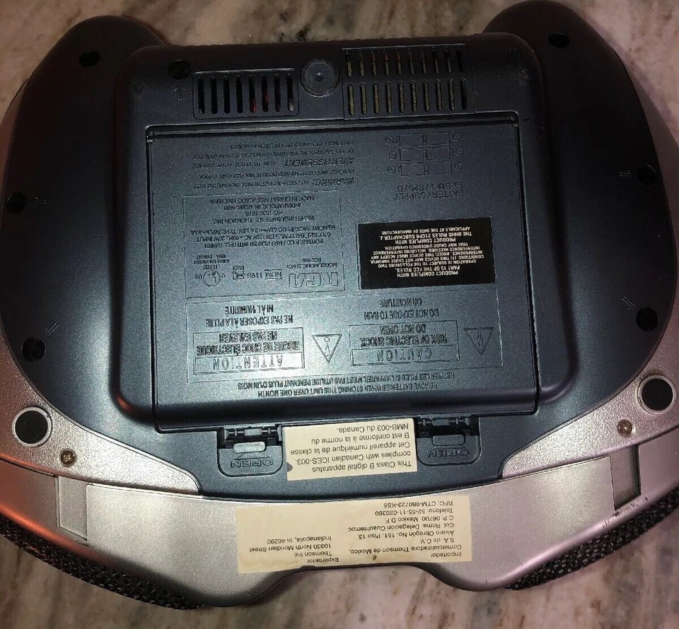 RCA AM/FM Portable Boombox w/ CD-R/RW Player MP3 Input Base Boost Model ...