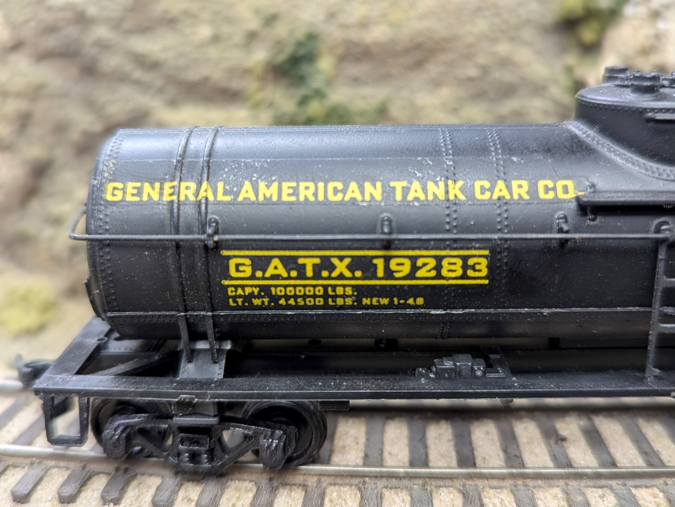 General Amercan Tank Car Co/GATX 10000-Gal Tank Car #19283, Athearn ...