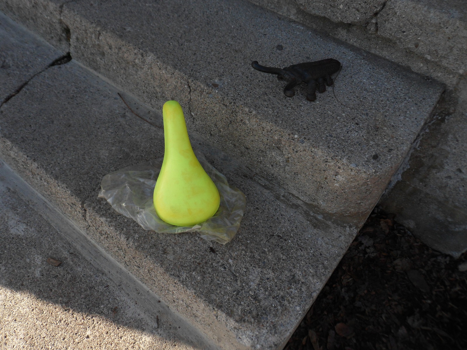 NOS PERSONS/PERMACO SADDLE W/PLASTIC SEATPAN & SEATPOST YELLOW IN COLOR ...