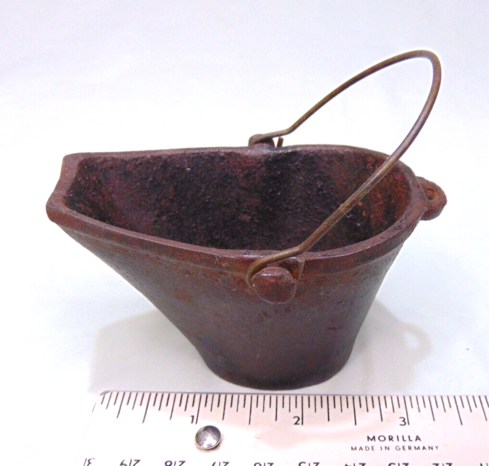 VINTAGE MINIATURE CAST IRON COAL HOD BUCKET BIN Salesmen Sample Doll ...