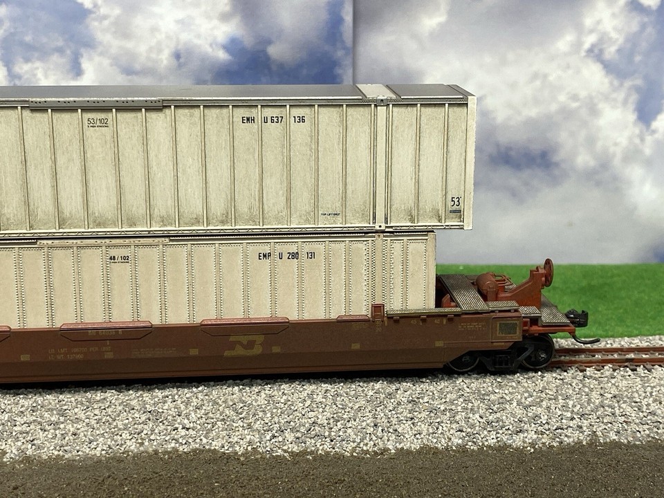 HO Scale Atlas 48’ Well car with a 48’ & 53’ EMP Containers (WEATHERED ...