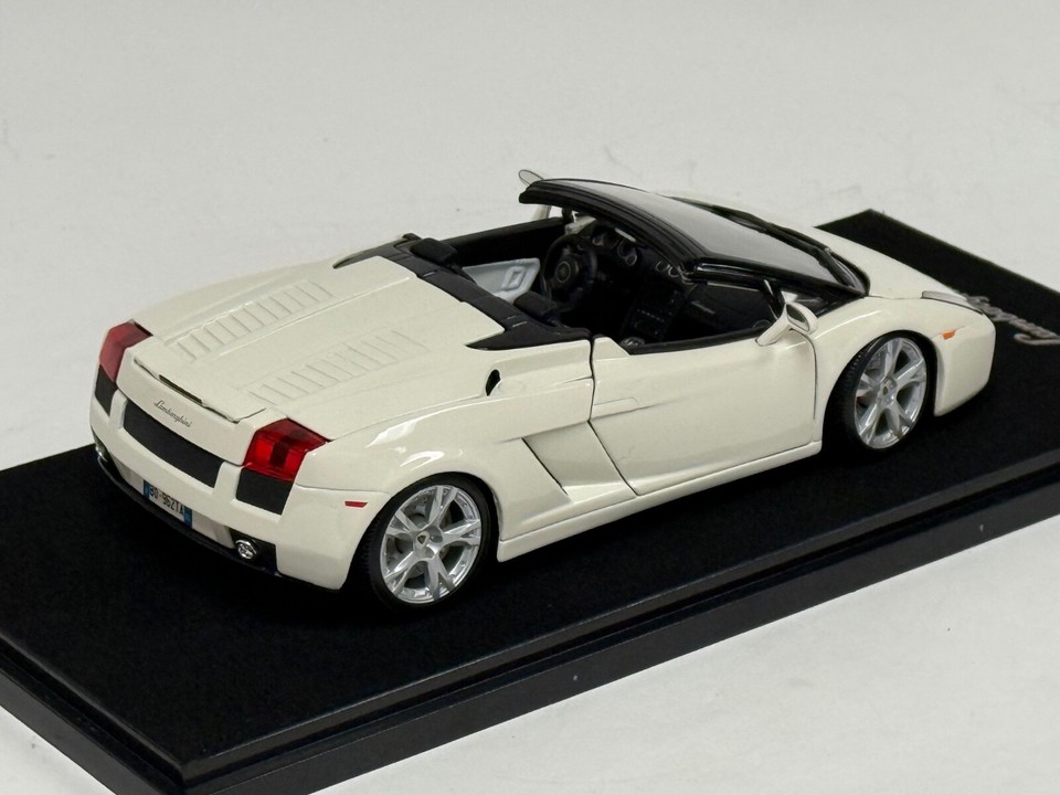 1/18 Maisto Lamborghini Gallardo Spider in White on custom base AB1046 ...