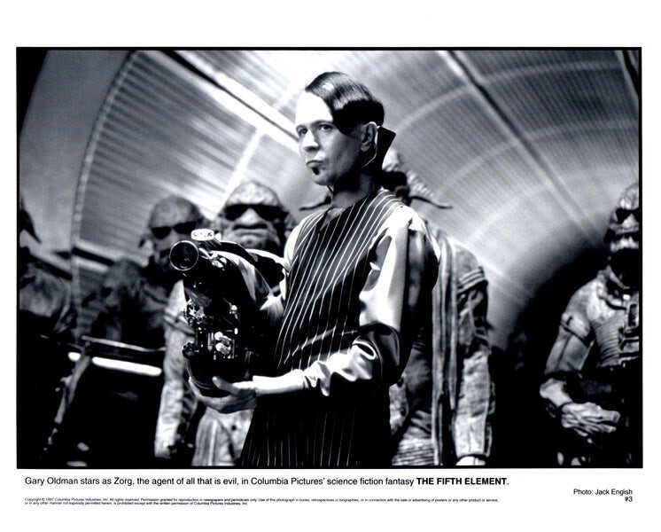 Gary Oldman The Fifth Element holding weapon Sci Fi Original 8x10 Photo ...