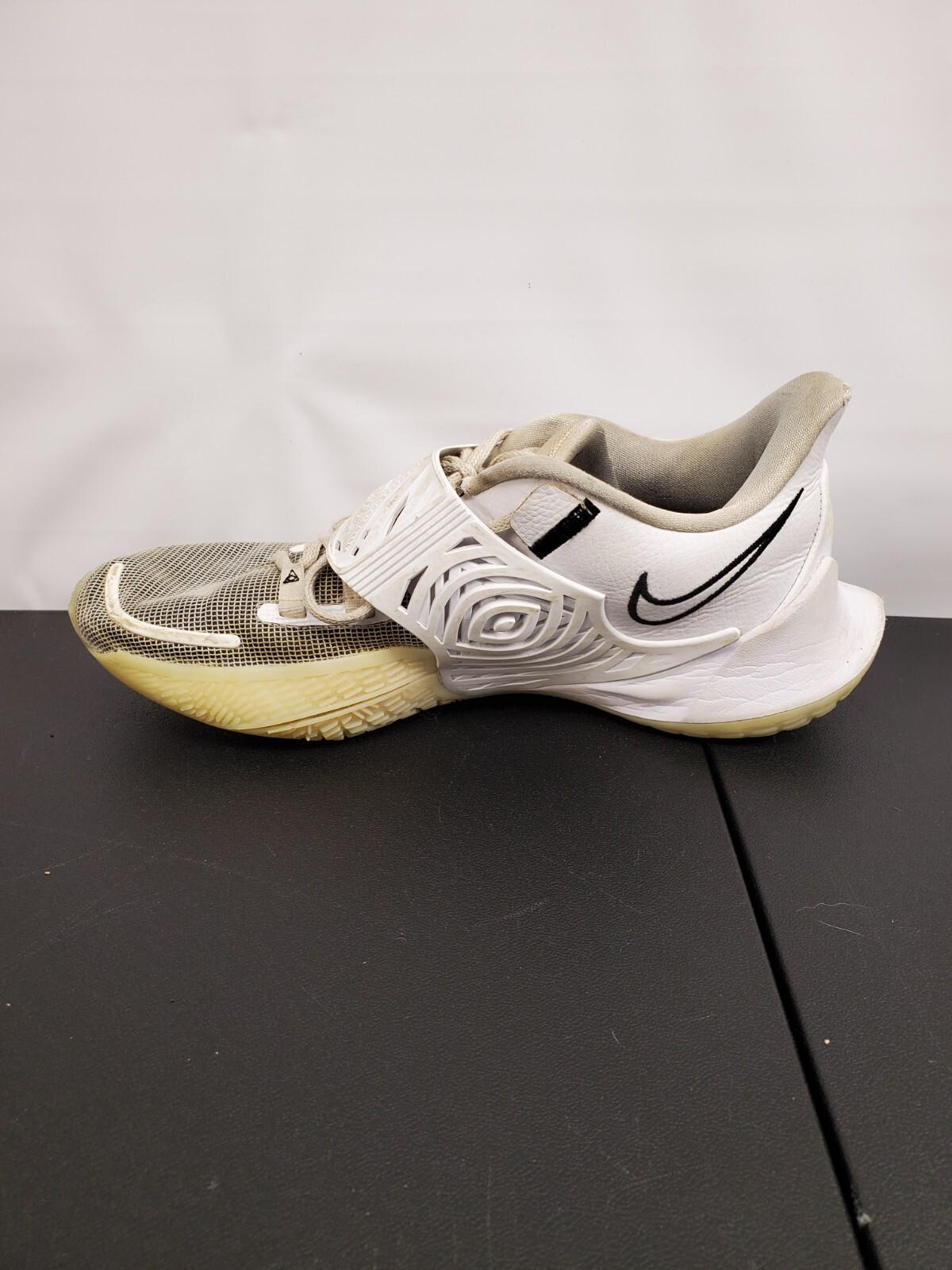 Nike Kyrie Low 3 Eclipse CJ1286-100 Athletic Sneaker … - Gem