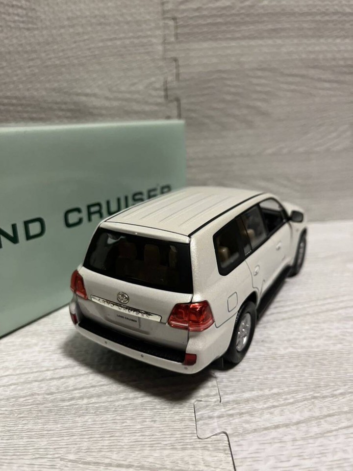 1/30 Toyota Land Cruiser 200 Early Model Color Sample Non Mini Car Whit ...