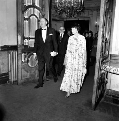 Elizabeth Taylor and Richard Burton hosts at the screaming of - 1968 ...