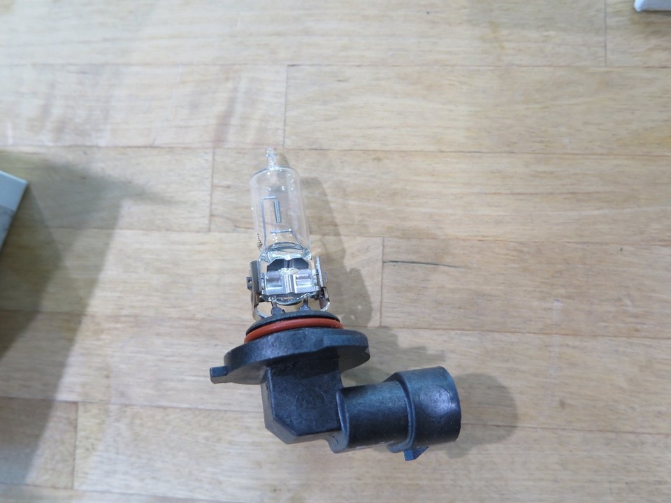 OEM Saab Light Bulb 32008697 (8D1-1-2) | eBay