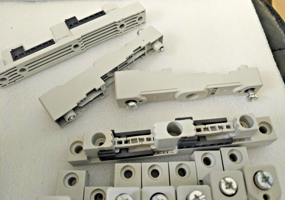 Eaton 107069 BBS-2/FL 2 Pole Bus Bar Support (LOT OF 9 PC) NEW | eBay UK