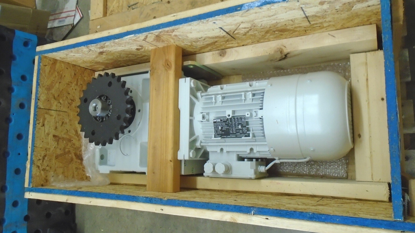 LENZE - GKS07-3M VBR 112C22 - Helical-Bevel Precise Positioning Gearbox ...