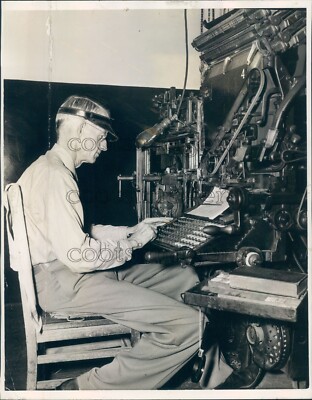 1941 Press Photo Man Operating Linotype Machine For Newspaper 1940s | eBay
