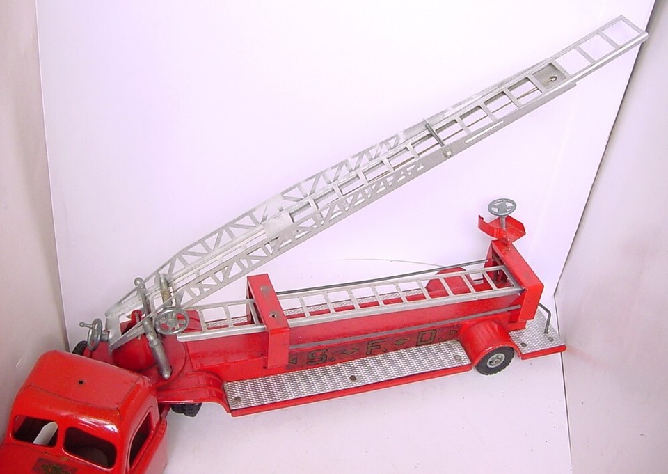 1950s STRUCTO FIRE DEPT PRESSED STEEL 33" AERIAL LADDER TRUCK #260 w ...