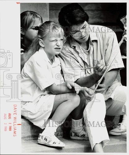 1989 Press Photo Rosie Brooks instructs Abby Roach at Wichita Art Day ...