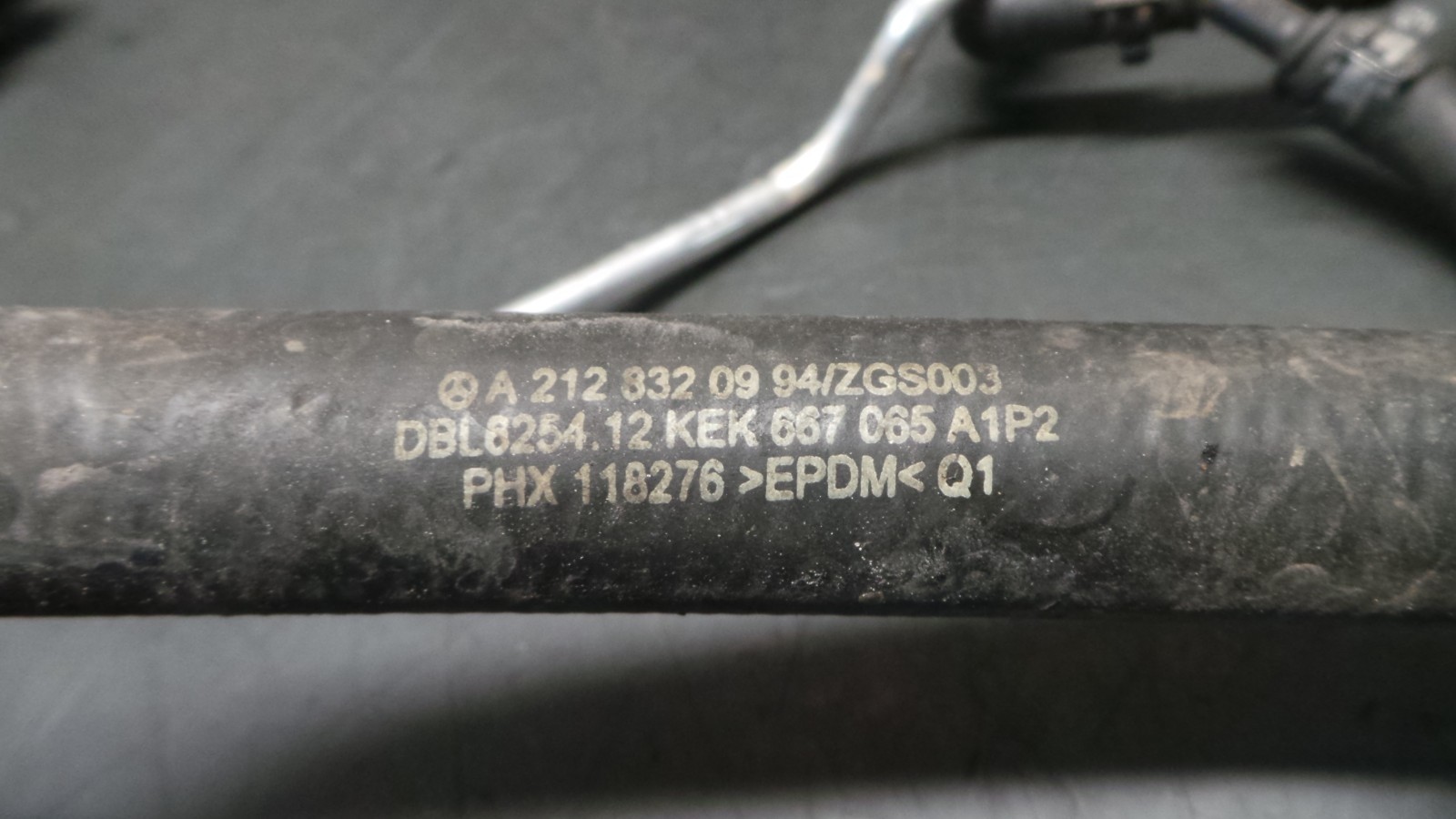 1Y150-098 Mercedes W212 E350 CDI Wasserkühler Schlauch Wasserschlauch ...