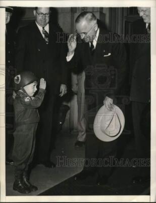 1951 Press Photo President Truman salute little Louis Jensen in costume ...