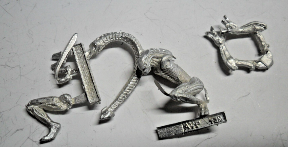 Mongoose AVP Aliens vs Predator metal Alien trial miniature rare oop ...
