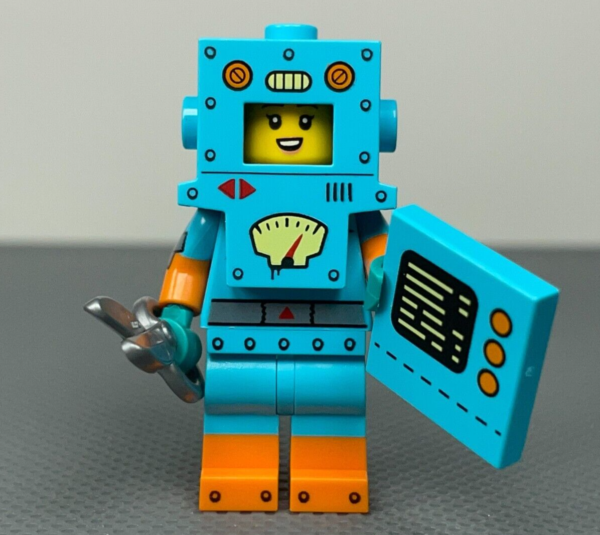 Clipart De Robot Lego Lego Robot Crushes Rubik's Cube World Record