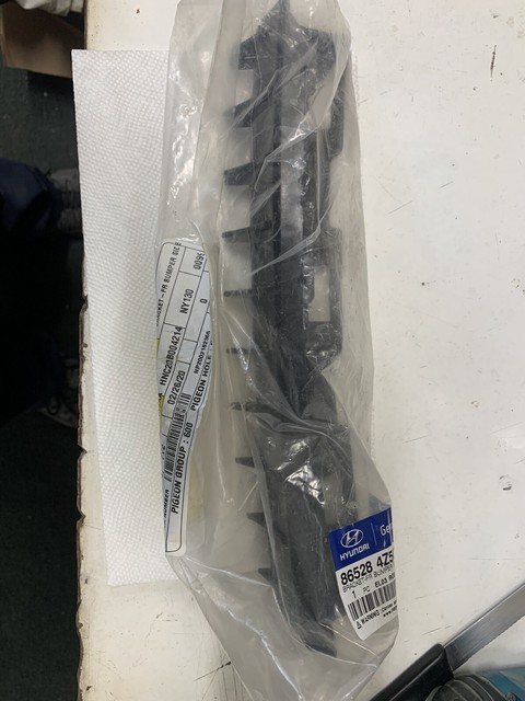 Hyundai OEM Santa FE Front Bumper Grille Grill-outer Bracket Right ...