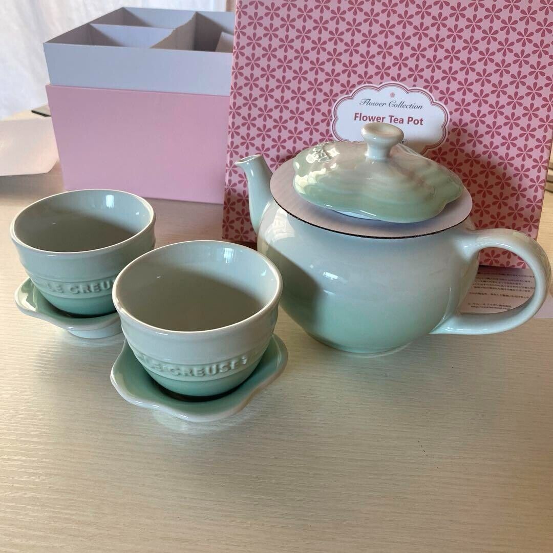 Le Creuset Fleur Teapot cup & Saucer Set of 3 Stoneware Ice Le Creuset Fleur Teapot cup & Saucer Set of 3 Stoneware Ice