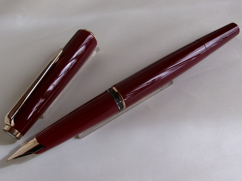 Montblanc 320 Fountain Pen Burgundy GT 14K M Nib | eBay