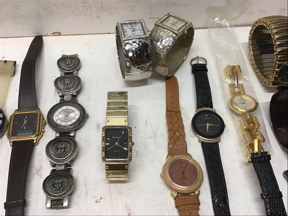 Collection of 55 Watches Men’s & Women’s, Many Brands & 2 Fitbits ...