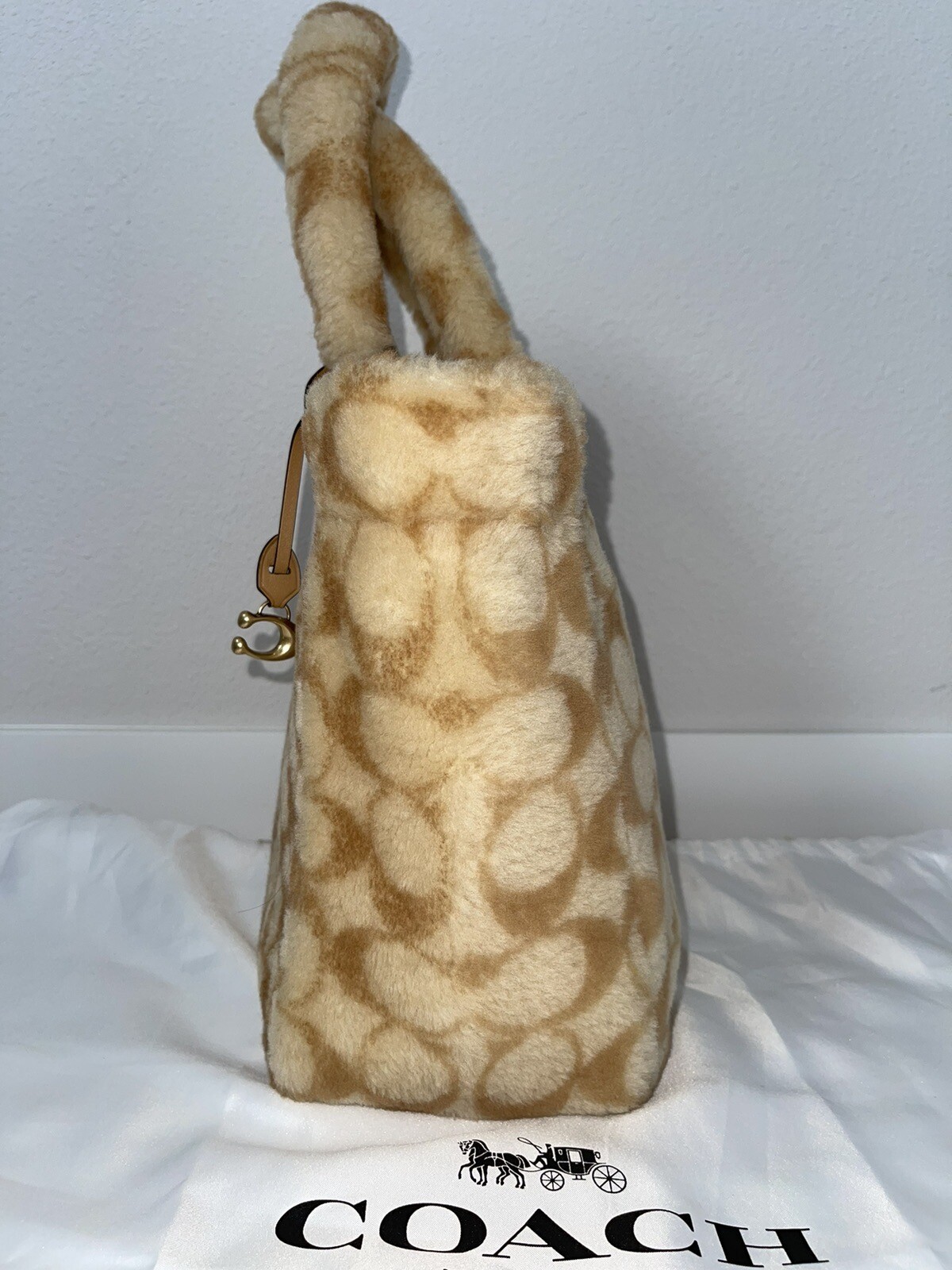 Coach Signature Shearling Tote Bag In Warm Neutral - Gem