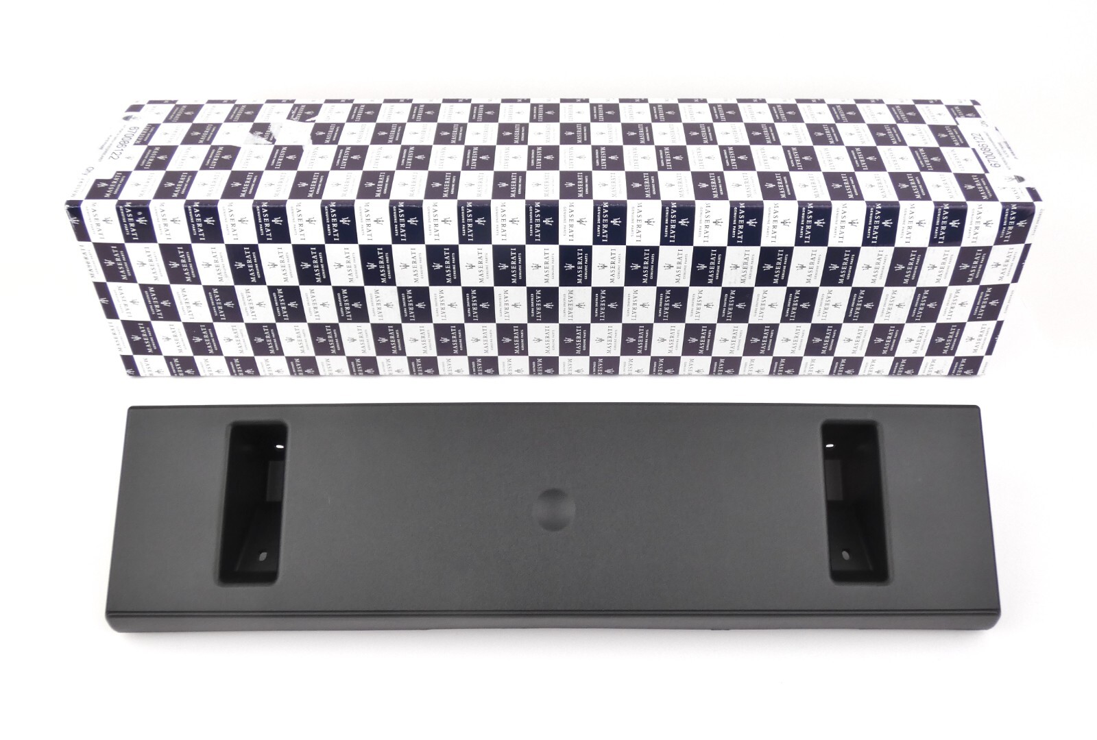 MASERATI LEVANTE M161 FRONT BUMPER NUMBER PLATE HOLDER MOUNT 670086122 ...