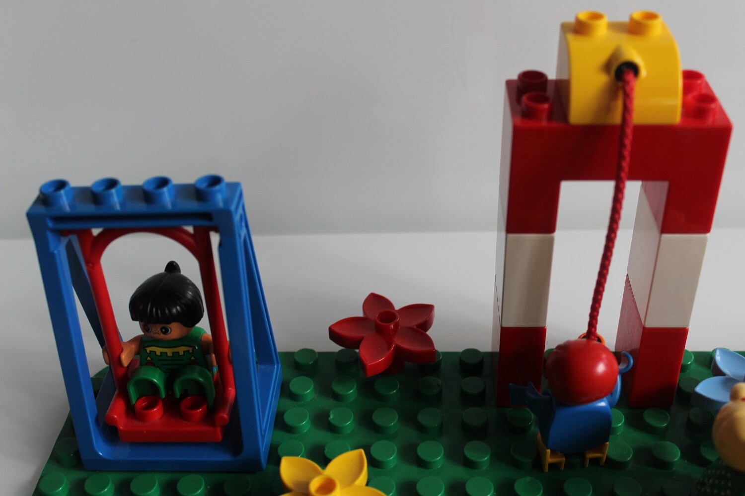 LEGO DUPLO Set Spielplatz Schaukel Rutsche Platte Mänchen Kind Blume ...