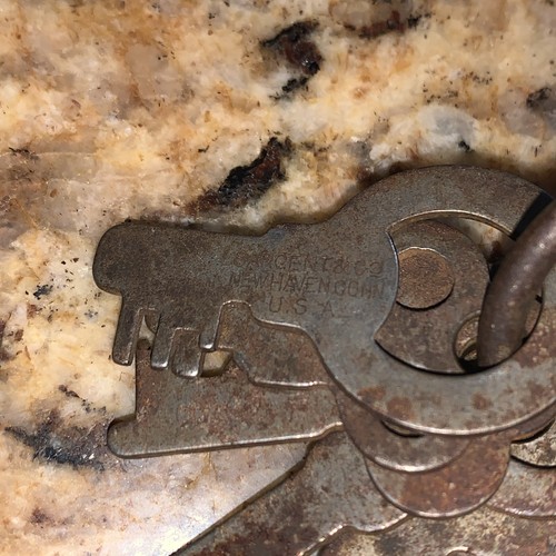 STEAMPUNK VINTAGE ANTIQUE KEYS LOT OF 19 FLAT KEY ODDBALL ASSORTED Yale ...