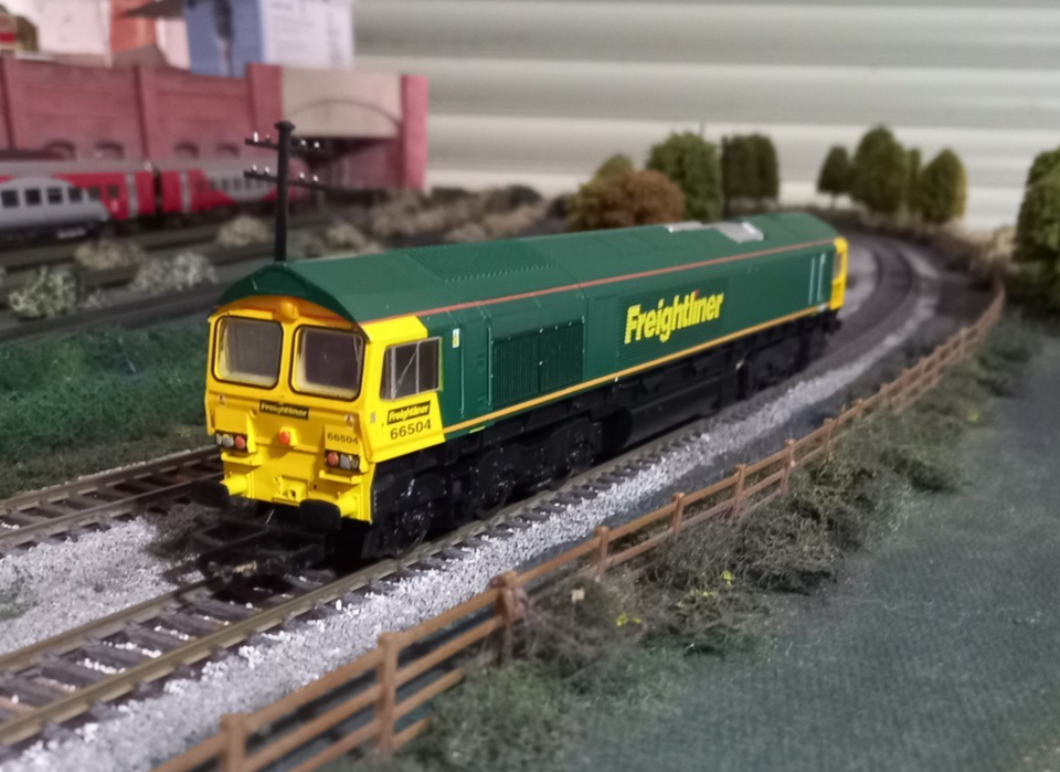 Lima oo gauge class 66 diesel locomotive original Freightliner green ...