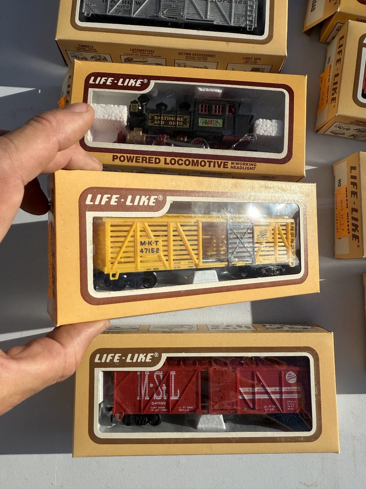 LOT OF 8 LIFE-LIKE HO TRAIN CARS & LOCOMOTIVE W/BOX HO#1 | eBay