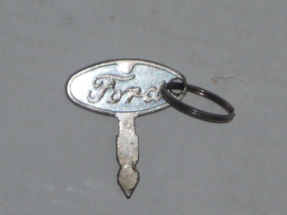 VINTAGE ANTIQUE FORD COMET AUTOMOBILE AUTO CAR GLOVE BOX KEY KEYCHAIN ...