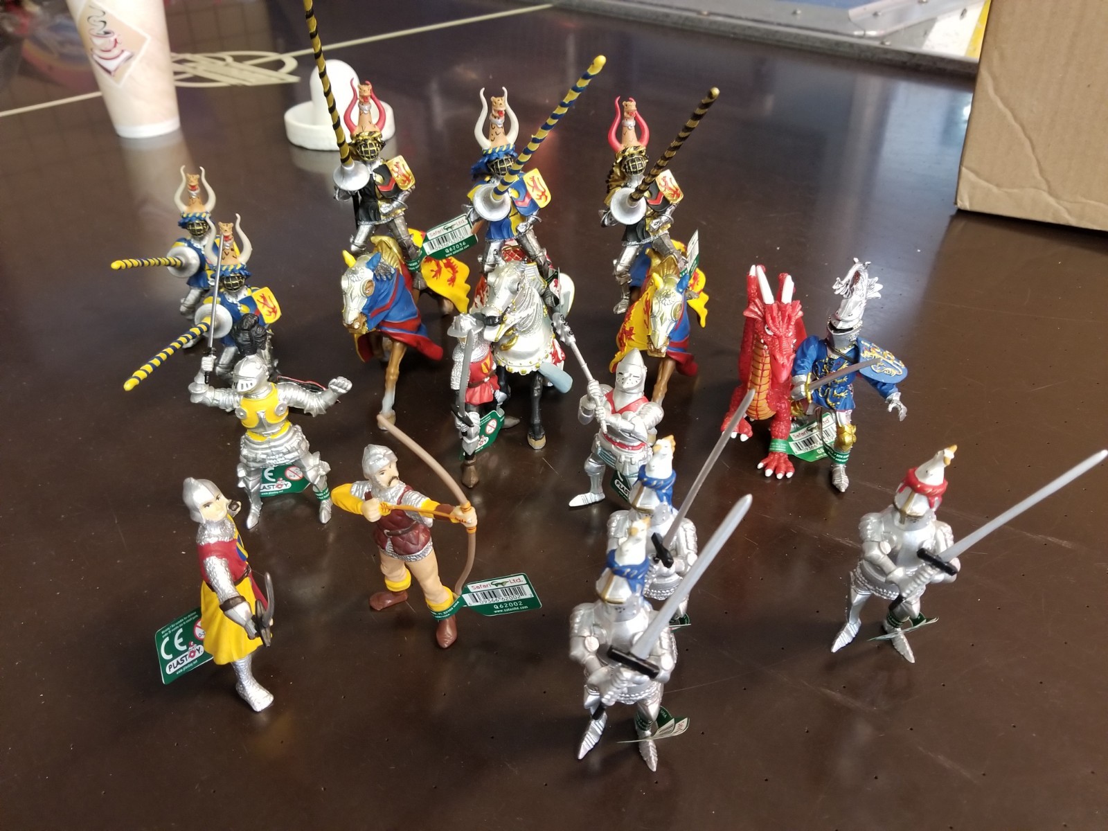 Lot of 18 MEDIEVAL Action Figures Knights And Horses SAFARI LTD Hand ...