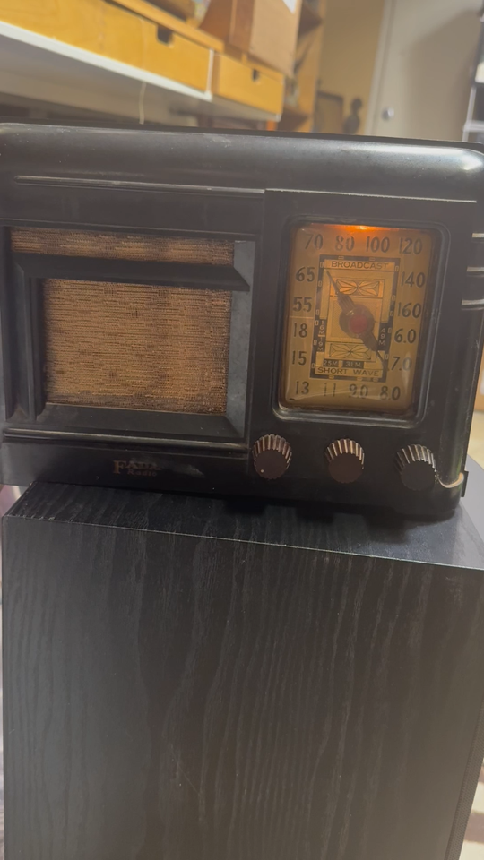 VINTAGE 1940’S FADA MODEL 220 RADIO Radio works no cracks or chips in ...