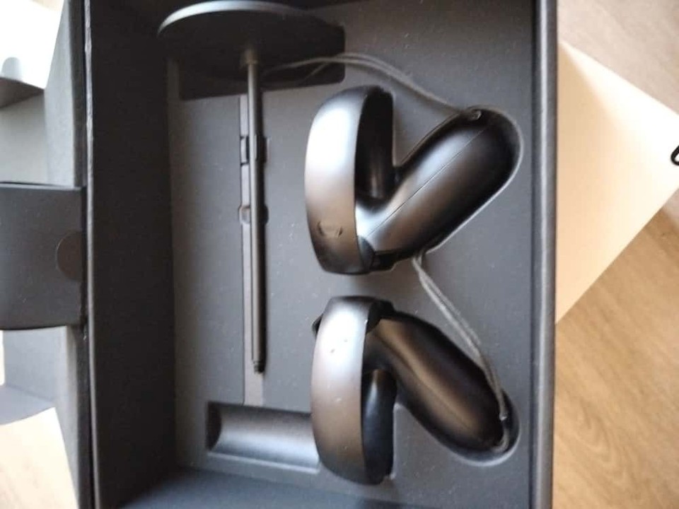 Oculus Rift CV1 VR Headset + 2x Controllers + 2x Base Stations - FULL ...