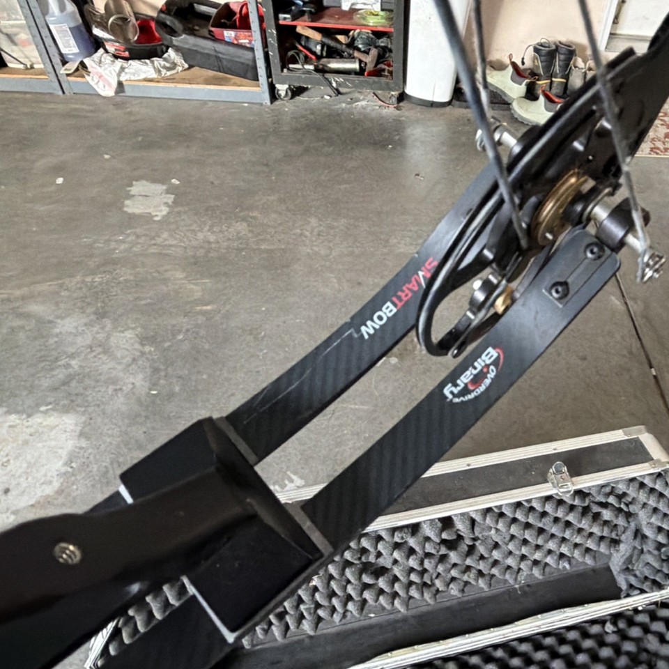 Bowtech Reign 7 Compound Bow RH Black w/ Case, Arrows, Sight, Release ...